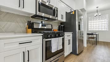 Apartamento, 1 quarto | Cozinha privada | Geladeira, micro-ondas, fogão, cafeteira/chaleira