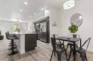 Apartamento, 1 quarto | Cozinha privada | Um frigorífico, um micro-ondas, um forno, uma cafeteira/bule 