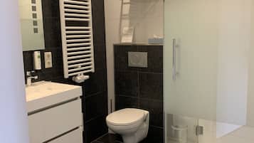 Quarto Comfort | Casa de banho | Um polibã, um chuveiro fixo, um secador de cabelo, toalhas fornecidas