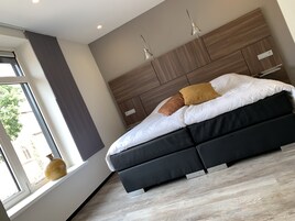 Quarto conforto | Cofres nos quartos, escrivaninha, espaço de trabalho para notebook