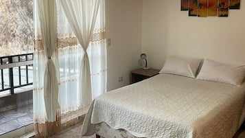 Quarto ClĂĄssico | Roupa de alta qualidade, edredĂ”es de penas, com mobĂlia individualizada