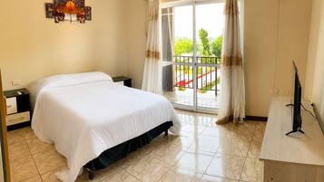 Quarto quádruplo standard | Roupas de cama premium, edredons de pluma