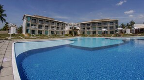 Piscina exterior, da(s) 9:00 à(s) 21:00, toldos gratuitos, guarda-sóis 