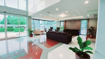 Área de estar no saguão