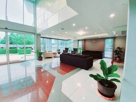 Área de estar no saguão