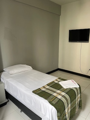 Quarto Individual Básico | Secretária, Wi-fi grátis, roupa de cama fornecida 