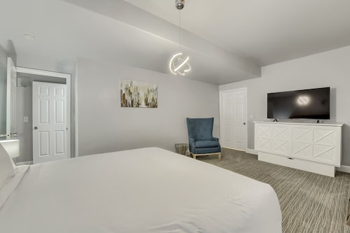 Chic,big 1 Bdrm+pooltable+kitchen+privateentry@dia - Aurora, CO