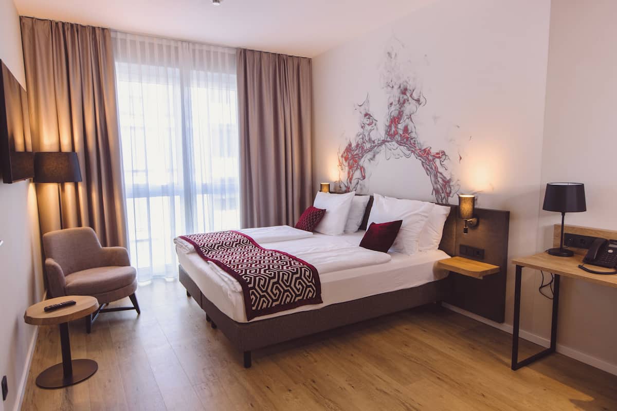 Quarto casal superior | Roupas de cama premium, escrivaninha, espaço de trabalho para notebook