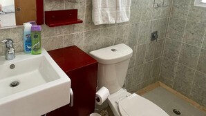 Suíte estúdio, 1 cama de casal, varanda, vista para a cidade | Banheiro | Chuveiro, secador de cabelo, toalhas de banho 