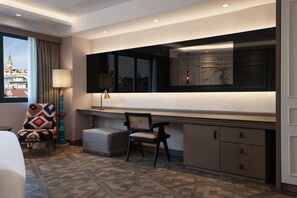 Suite, 1 cama king-size e sofá-cama, vista para o pátio | Roupa de alta qualidade, edredões de penas, minibar, cofre no quarto 
