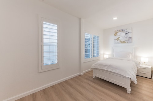 Modern Home In Bernardo Heights With Club House Amenities! - Poway, CA