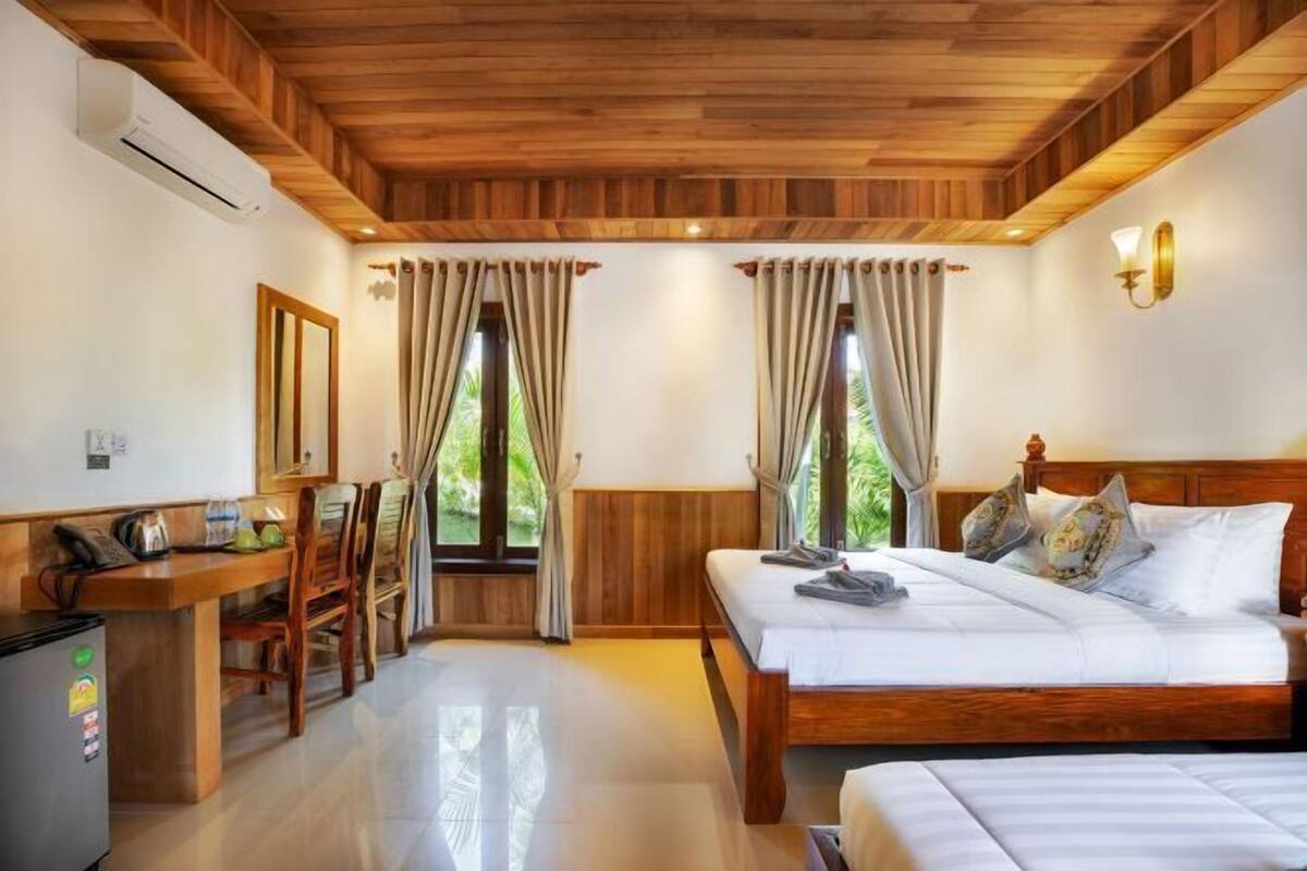 Roupa de alta qualidade, minibar, cofre com capacidade para portátil