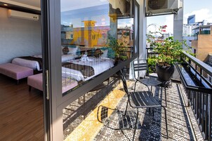 Camas de colchão viscoelástico, minibar, cofre no quarto, secretária