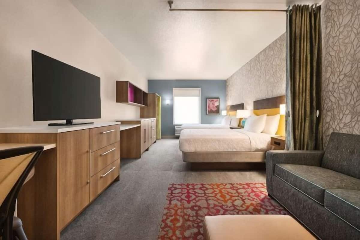 Cofres nos quartos, escrivaninha, quartos à prova de som