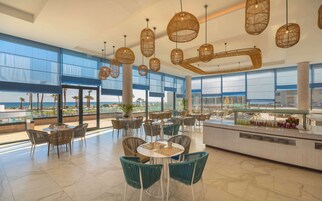 Café da manhã com buffet grátis todos os dias