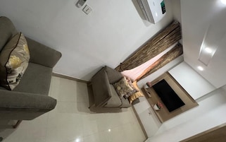 Quarto solteiro premium, 1 cama King | Área de estar | TV 42 polegadas com canais a cabo