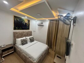 Quarto solteiro clássico, 1 cama de solteiro | Banheiro | Chuveiro/banheira combinados, chuveiro com efeito de chuva