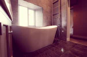 Quarto Duplo de Luxo | Roupa hipoalergénica, com mobília individualizada 