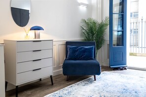 Apartamento de Luxo, 3 quartos | Sala de estar | Televisor de ecrã plano de 42 polegadas com canais por cabo, televisor 