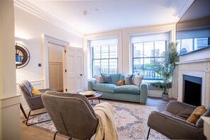 Apartamento de Luxo, 3 quartos | Sala de estar | Televisor de ecrã plano de 42 polegadas com canais por cabo, televisor 