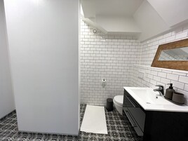 Um secador de cabelo, toalhas fornecidas 