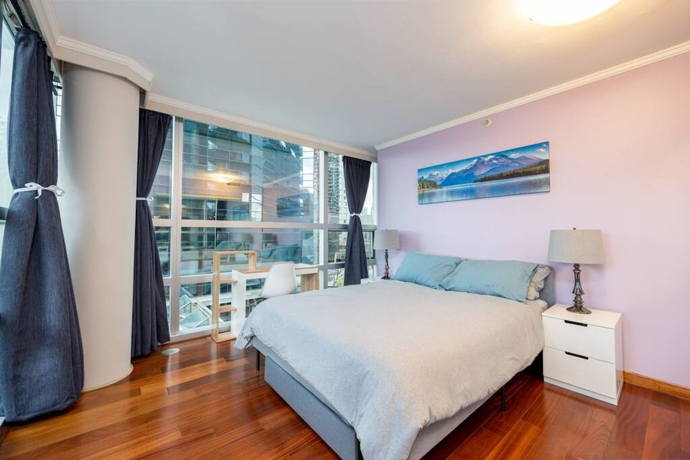 Cozy Treehouse At Burrard (1 Bedroom Condo) - North Vancouver