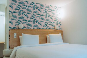Quarto Superior, 1 cama king-size | Secretária, Wi-fi grátis, roupa de cama fornecida 