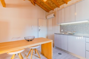 Loft conforto | Cozinha privada | Frigobar, micro-ondas, cooktop, talheres/pratos/utensílios de cozinha