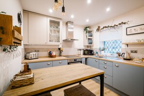 Casa de Campo Tradicional | Cozinha privada | Um frigorífico/congelador grande, um micro-ondas, um forno