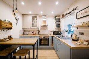 Casa de Campo Tradicional | Cozinha privada | Um frigorífico/congelador grande, um micro-ondas, um forno