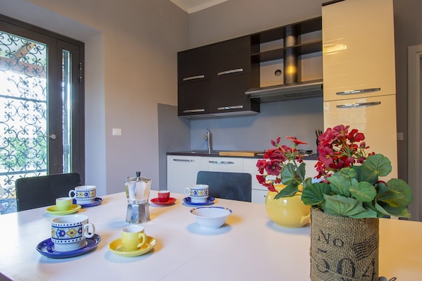 Apartamento | Cozinha privada | Geladeira, fogão, lava-louças, talheres/pratos/utensílios de cozinha