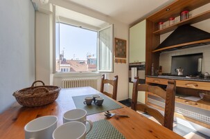 Apartamento | Cozinha privada | Geladeira, talheres/pratos/utensílios de cozinha, mesas de jantar