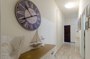 Apartamento, 1 cama de casal e sofá-cama, terraço | Área de estar | TV de tela plana 32 polegadas com canais a cabo, TV