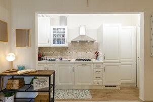 Apartamento, 1 cama de casal e sofá-cama, terraço | Cozinha privada | Máquina de café expresso, geladeira, micro-ondas, cooktop