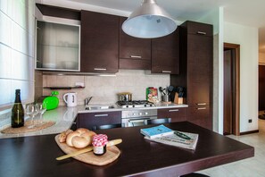 Apartamento | Cozinha privada | Frigobar, fogão, cooktop, lava-louças