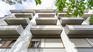 Um edifício moderno com várias varandas e janelas.