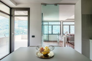 Apartamento | Sala de estar | Televisor de ecrã plano de 32 polegadas com canais por cabo, televisor 