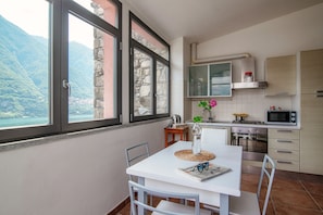 Villa Deluxe | Cozinha privada | Uma chaleira elétrica, mesas de jantar 