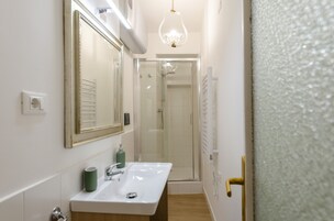 Apartamento, 2 quartos | Casa de banho | Um polibã, artigos de higiene pessoal grátis, um secador de cabelo