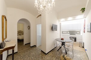 Apartamento | Cozinha privada | Cafeteira/chaleira, mesas de jantar