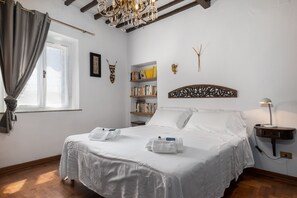 Apartamento | Secretária adequada para computadores portáteis, ferro/tábua de engomar 