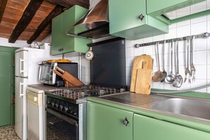 Apartamento | Cozinha privada | Um frigorífico, um micro-ondas, um forno, uma placa de cozinha 