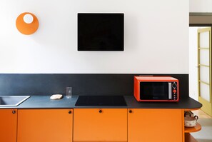 Apartamento | Cozinha privada | Geladeira, micro-ondas, fogão, cooktop