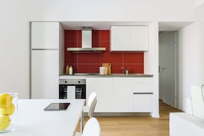Apartamento | Cozinha privada | Um frigorífico, um forno, uma placa de cozinha 
