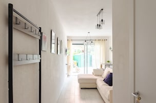 Apartamento | Área de estar | TV de tela plana 20 polegadas com canais a cabo, TV