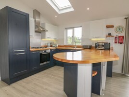 Um frigorífico, uma máquina de lavar louça, uma chaleira elétrica 