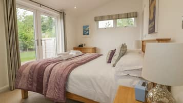 2 quartos, com decoração personalizada, com mobília individualizada