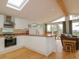 Um frigorífico, uma máquina de lavar louça, uma chaleira elétrica 