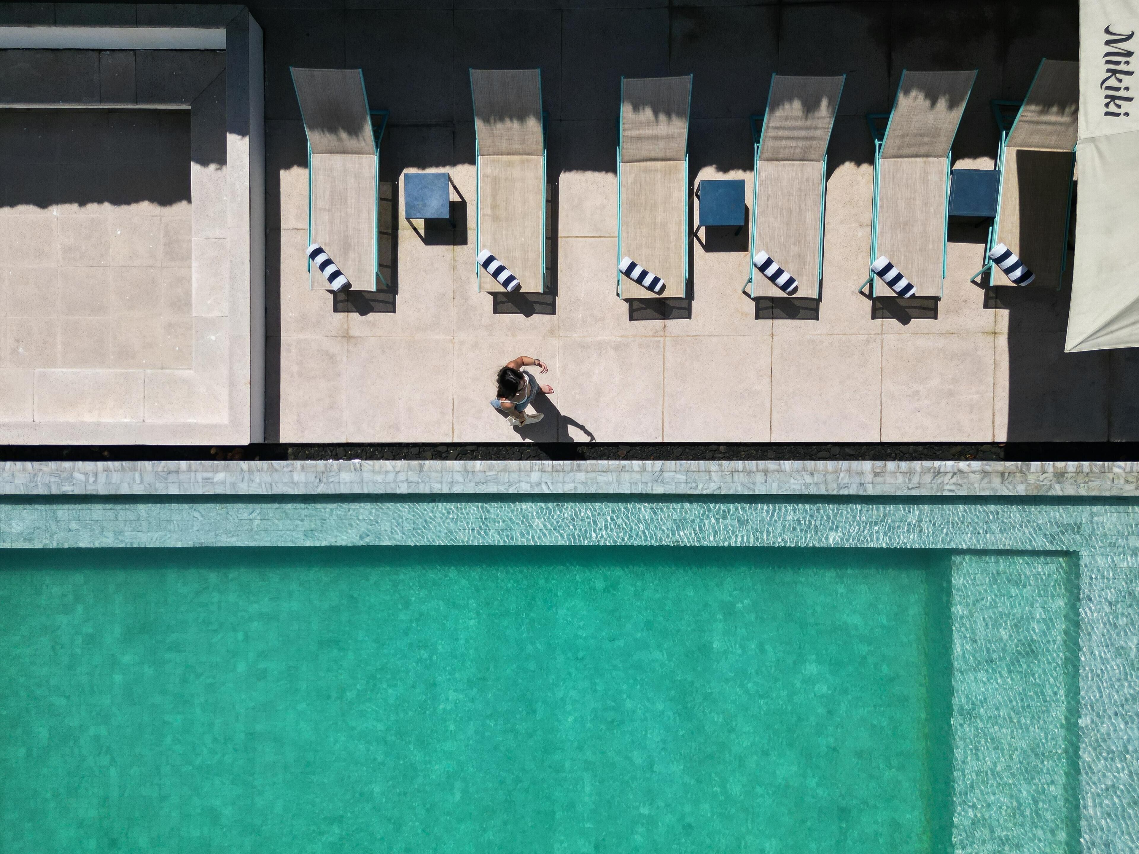 Piscina exterior, espreguiçadeiras 