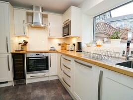 Um frigorífico, uma máquina de lavar louça, uma chaleira elétrica 